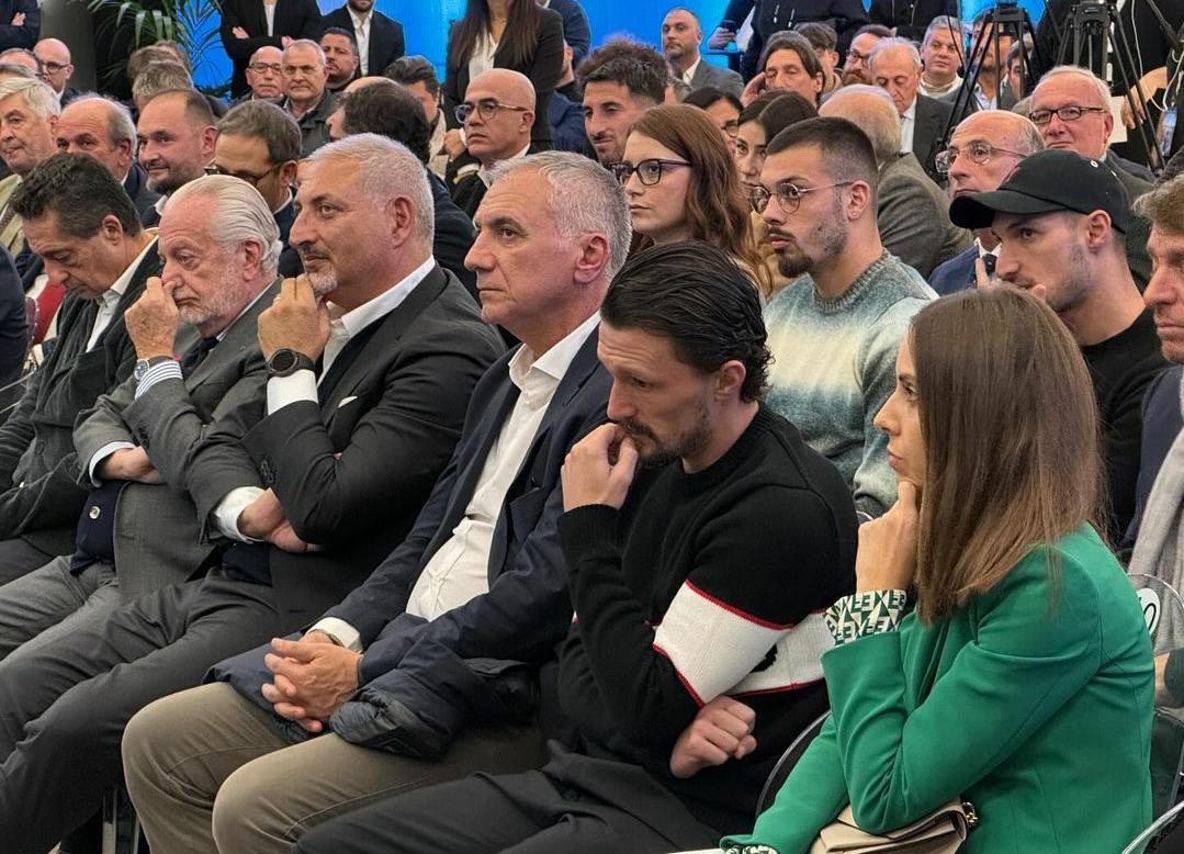 VIDEO + FOTO SHOW NM - Napoli, Mario Rui, Politano, Gaetano, Di Lorenzo e De Laurentiis alla ...